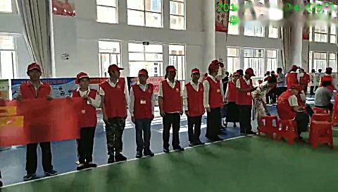 20190719禁毒宣传活动现场东望志愿者们高举禁毒宣传标语