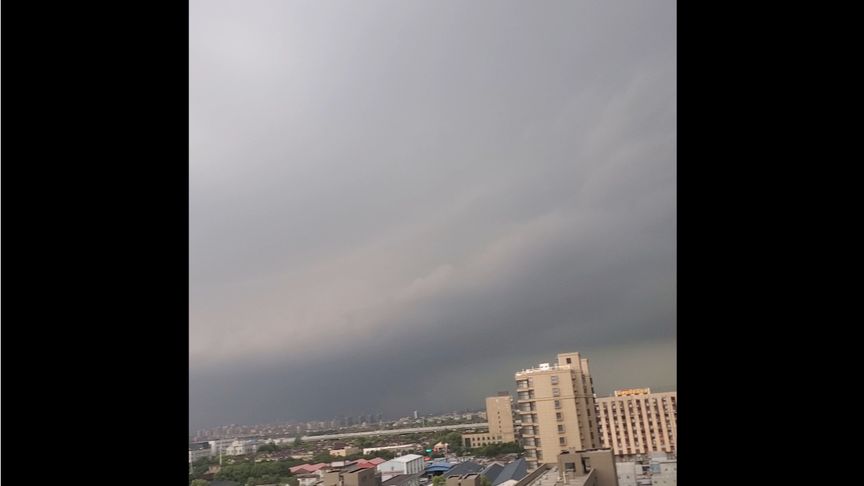 上海百年来最大暴风雨来临之际,狂风暴雨电闪雷鸣