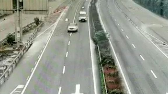高速上倒着走?男子因错过路口竟S形倒车 撞车后仍坚持行驶