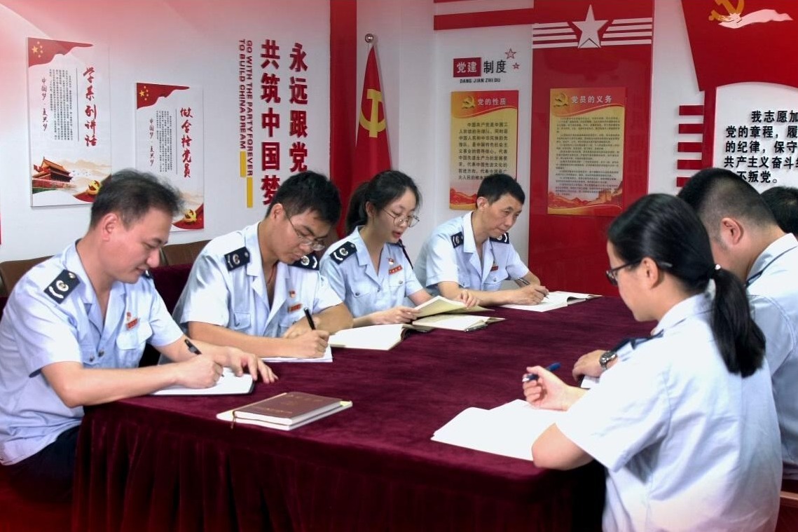 乐平市税务局:党旗飘扬在办税服务厅