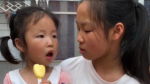 妹妹看姐姐哭了,赶紧把自己的奶酪棒分姐姐吃,这样的妹妹真的好好啊!