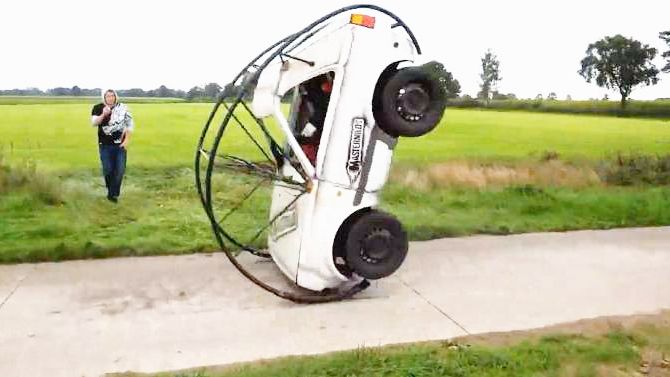 小哥设计出会“滚”的小汽车,这回不怕踩急刹了,根本不会翻车