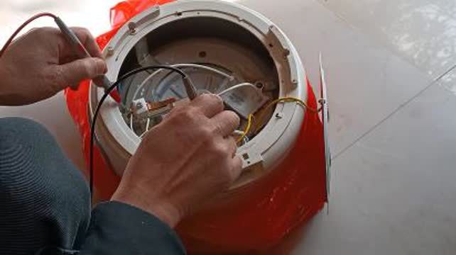 小家电维修电饭煲不通电,检查保险管好,打磨调整接触点就好!