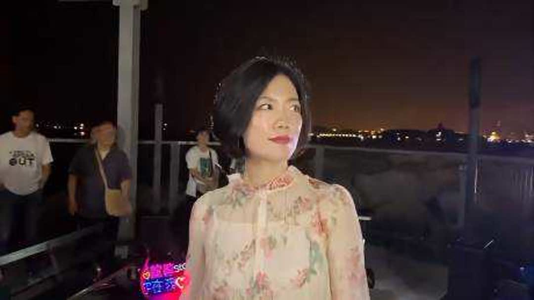 她街头演唱还珠格格片尾曲,观众想到了小燕子,开心地跟着哼唱