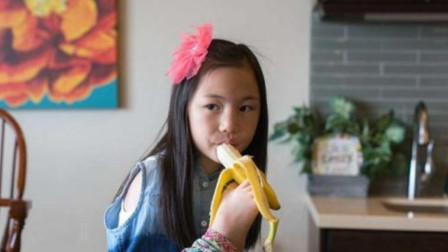 我国无臂女孩两岁时被美国夫妇领养,曾遭众人嘲笑,如今完成逆袭