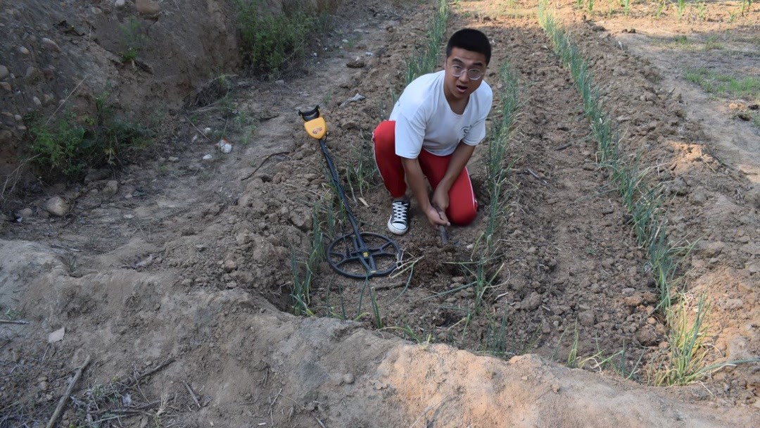 农村小伙用探测仪寻找遗失的银手镯,用了什么办法?一铲就找到了