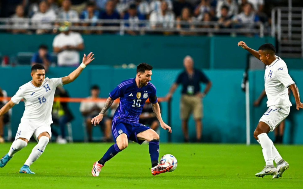 梅西双响!阿根廷3-0完胜洪都拉斯。梅西长传策动,A-戈麦斯助攻劳塔罗...