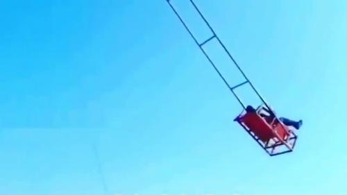 这样的秋千你敢玩吗,女子不小心把腿弄断了