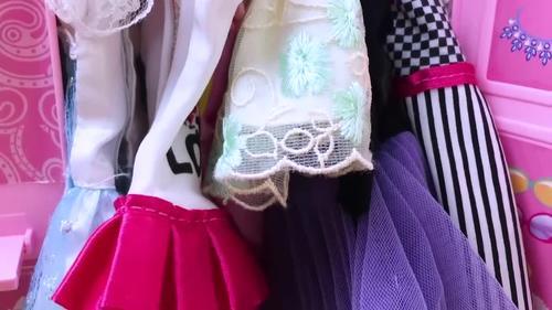 芭比娃娃公主玩具,芭比和长发公主卧室装扮在雪天玩耍