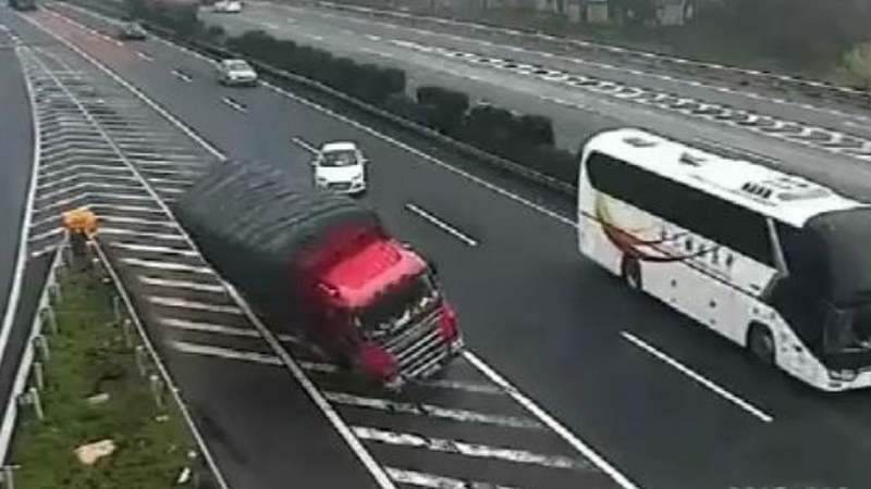 这白色小车清明祭祖绝对是最出力的,不然这种车祸下不会那么幸运