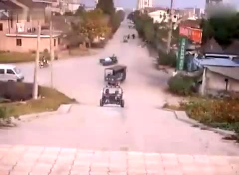 牛人制作-看看牛人自制的钢管车