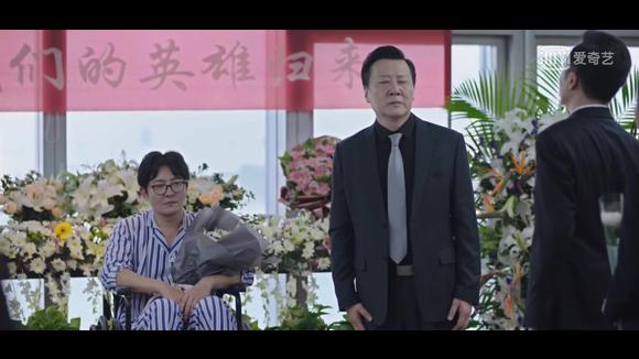 气人!公司为余欢水开表彰大会,弄得跟葬礼似的全场摆满了菊花