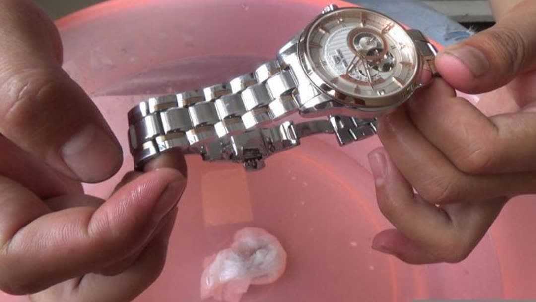 手表戴几天表链就很脏,这样快速清洗,比新买的还好看