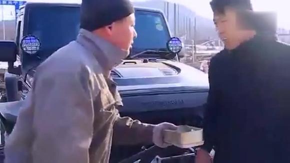 残疾人乞讨被董事长为难,两百块让他恍然大悟