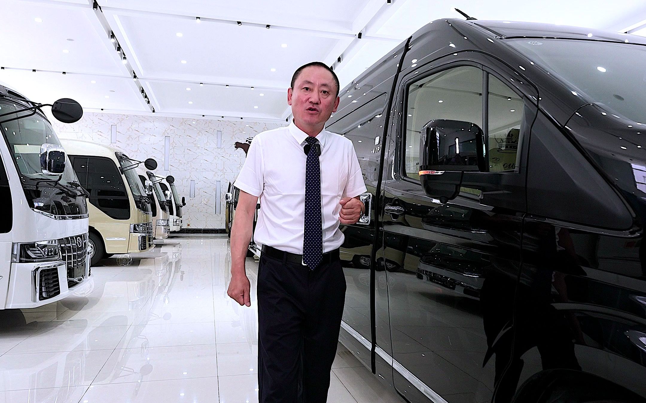 今天终于找到了这台空间大动力强的丰田海狮商务车