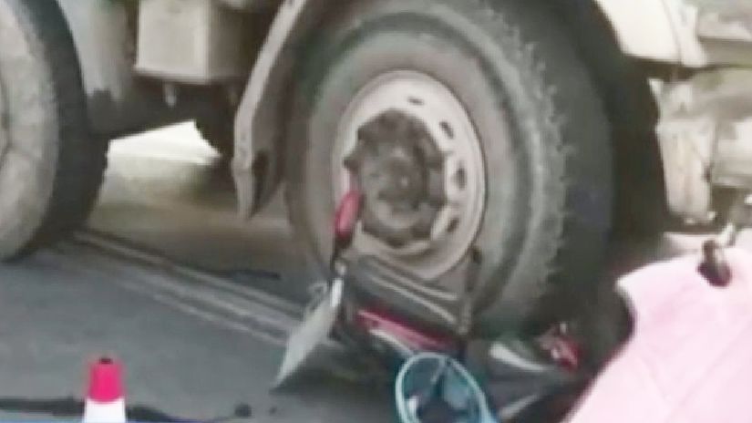 混凝土车拐弯撞倒电动车,推行10多米才停下,电动车驾驶人当场身亡