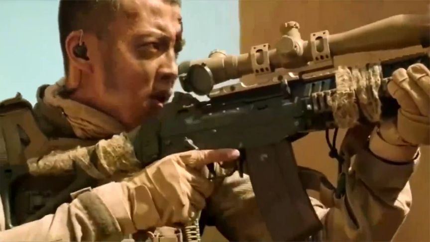 红海行动:狙击手发现敌人,不打敌人却打墙壁,队友瞬间懂他用意