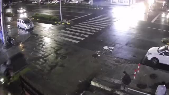 不是所有的车祸都怪三轮车,监控拍下这一幕,让小轿车负全责了
