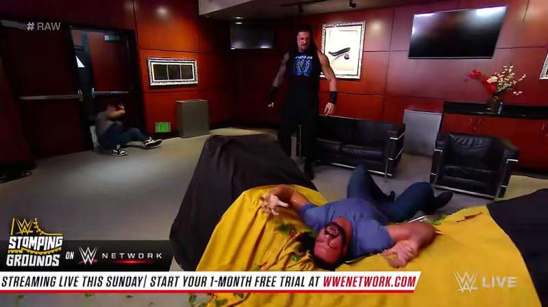 WWE:罗门伦斯话不多说,满场追打大公子报仇雪恨!