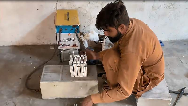 电瓶修复技术,看印度人如何用传统土方法翻新,网友:管用吗?