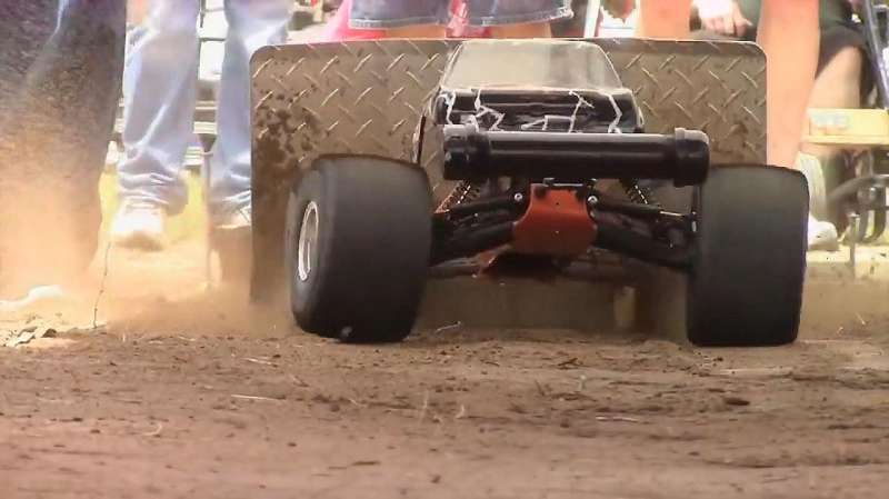 RC遥控车模型,室外进行负重比赛,这动力真强悍