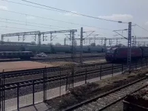 T133次列车(上海-大连)通过沟帮子站,K1452次列车(牡丹江-日照)出...