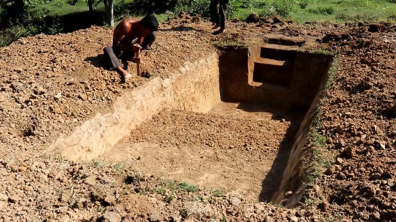 农村大叔在森林,用古老的技能和木头,建造简单的小矮人房子