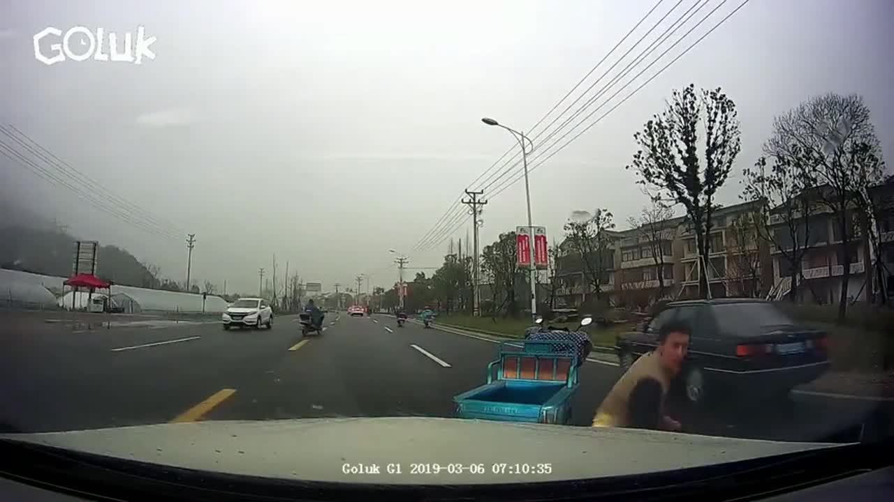 为了躲避逆行的电动车,三轮车无奈和轿车发生对撞