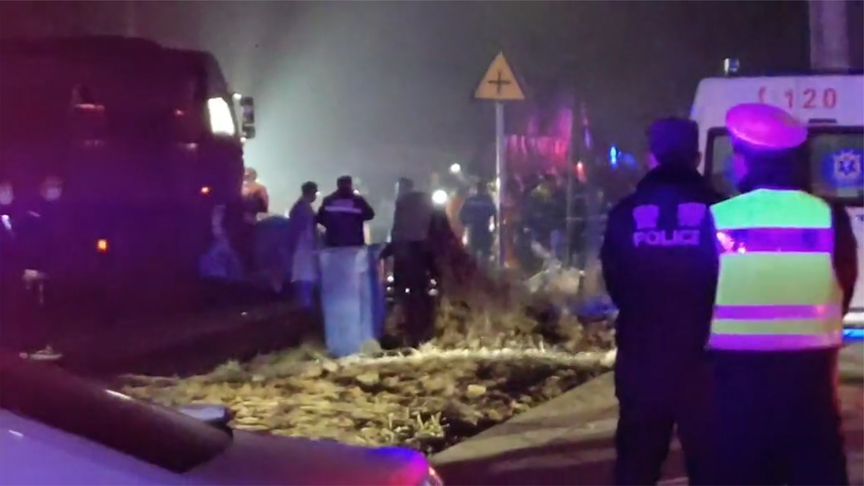 安徽淮北一重型半挂牵引车追尾前方轿车 致轿车内4人死亡