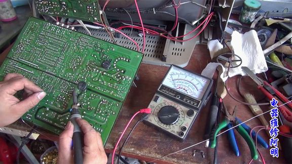 电视机指示灯不亮,拆开后发现电源部分被改装过了,还能修好吗?
