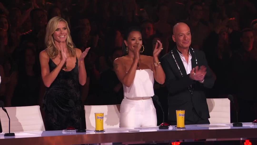 别尴尬,冠军魔术师Mat放裤裆里卡牌魔术征服罗茜和霍华德,神奇