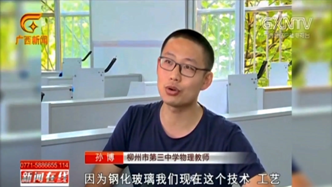 家中厨房钢化玻璃突然自爆,厨房一地碎片,男子吓坏了