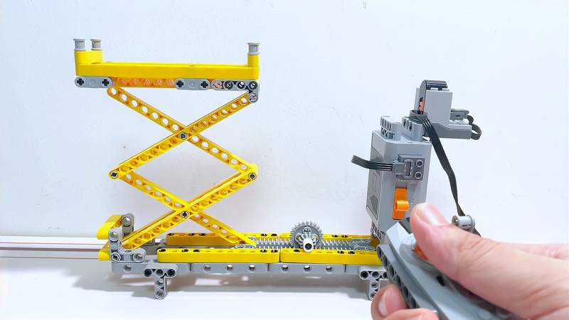 挑战100个会动的积木模型007升降机