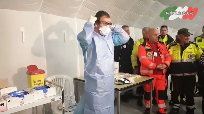 意大利医护演示防护服穿脱全过程