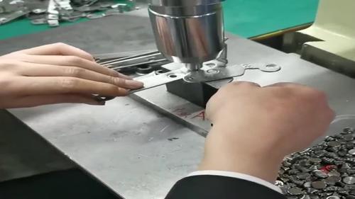 铆接五金门窗铰链配件,实心不锈钢铆钉,机器有点牛