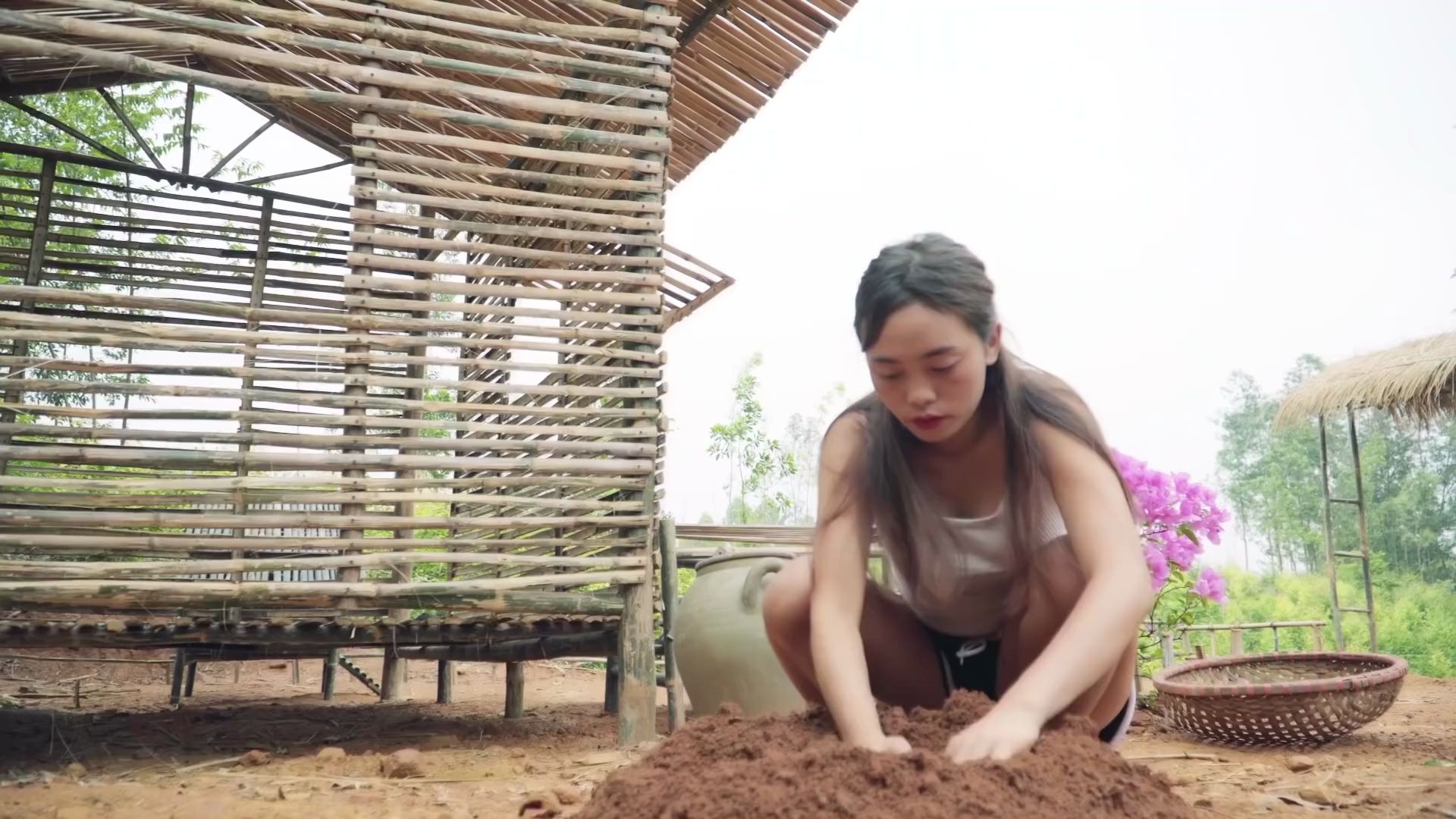 用稻草和竹子的粘土建造厨房搭建屋顶