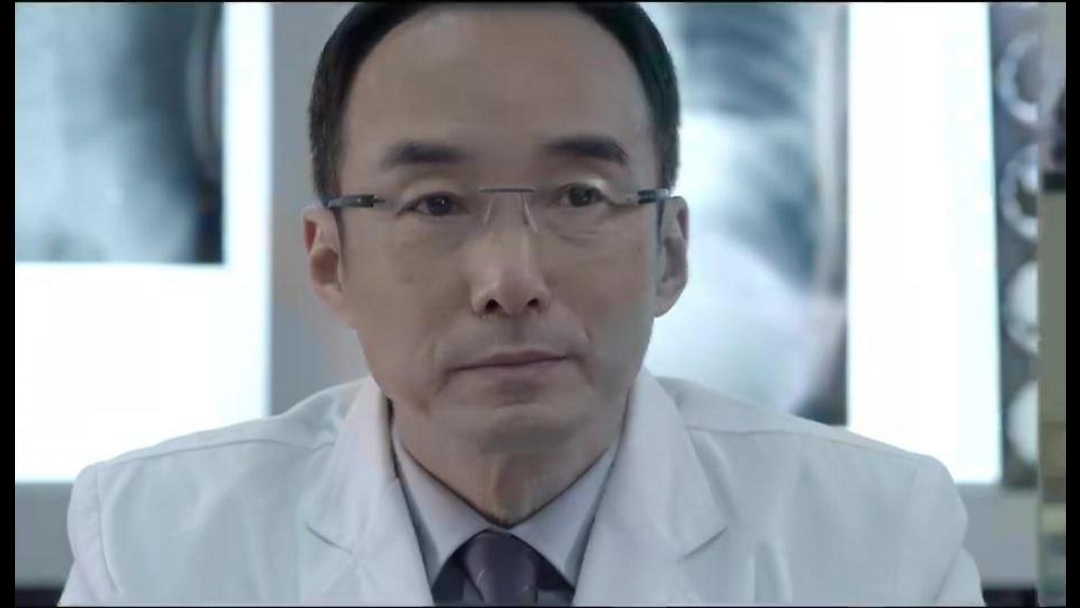 医生开会讨论患者手术方案和主刀人选,进修医生的发言让院长沉默