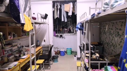 趁室友不在宿舍,小伙偷偷的给大家介绍一下大学男生宿舍