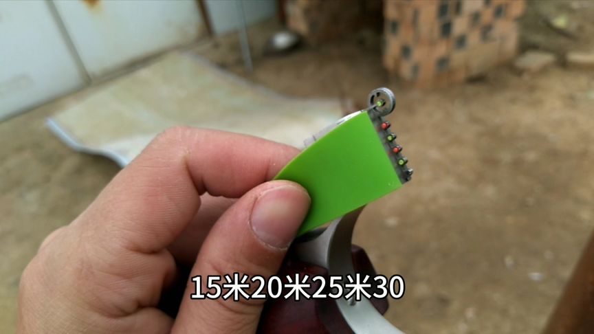 弹弓爱好者用10颗鹅蛋做示范,教学弹弓的打法小窍门和注意事项