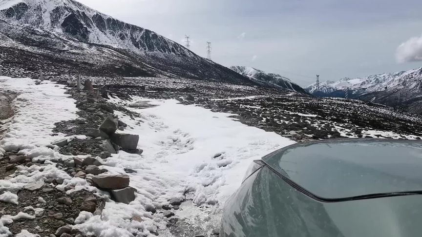 荣放折多山玩雪,仔细听声音,那破冰的声音实在太解压了!