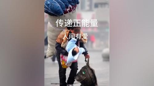 三个中年大叔用PV管,救下漂浮落水女子。惊险一幕