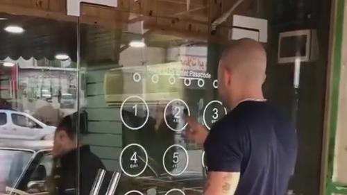 现在的玻璃门都要密码了吗