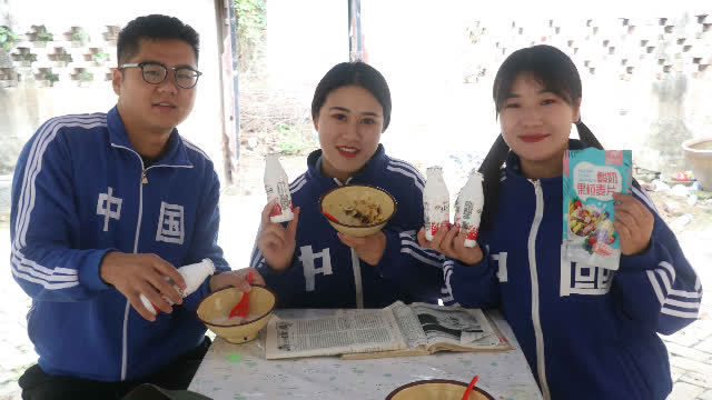 田田给伙伴自制酸奶燕麦片,麦片拌酸奶营养又好吃!你吃过吗