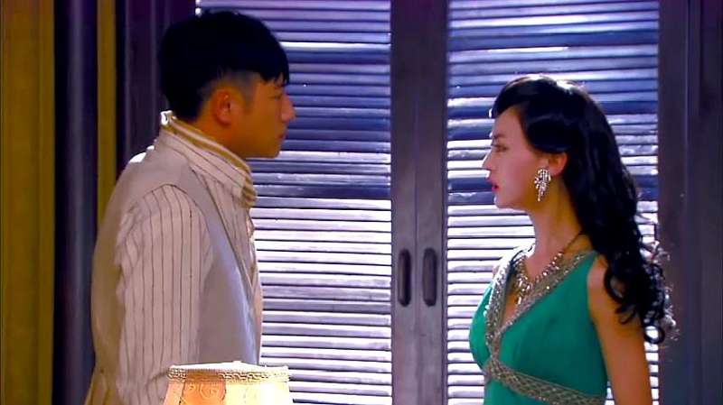 心机女以为男子残废了,不料他直接从轮椅上站了起来,心机女懵了