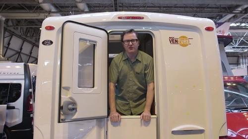 后开门,中置2排沙发的设计,福特新全顺房车空间运用很合理