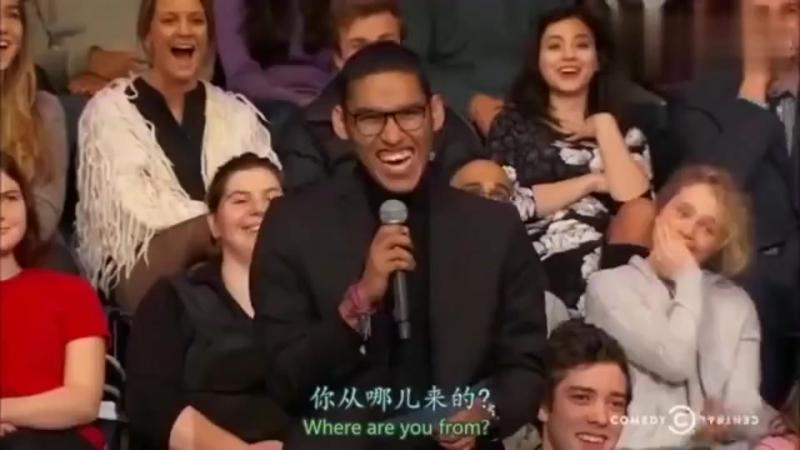 美国人模仿特朗普开记者招待会：全场爆笑！