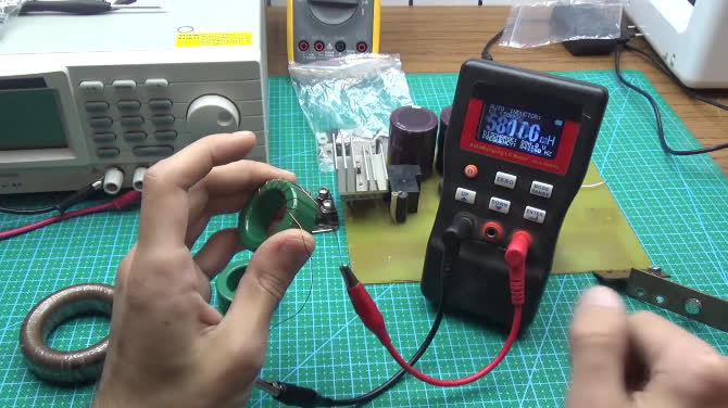 创意实验:牛人把绿环缠上铜线用电工表测试电感,试试看