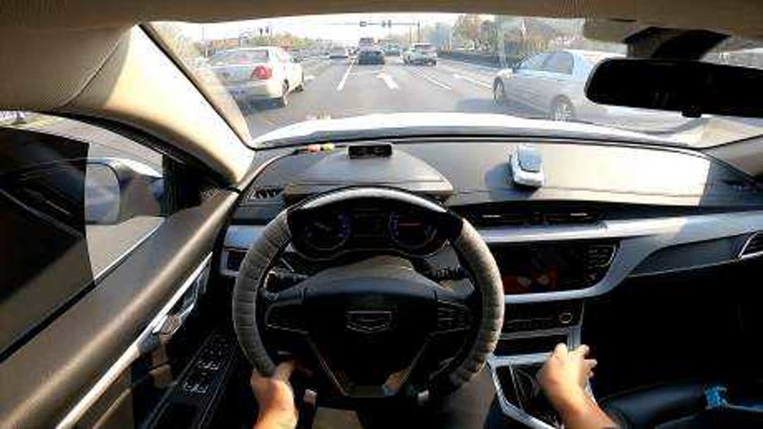 红绿灯路口摘空挡后车还没停,红灯突然变绿灯,手动挡如何挂挡?