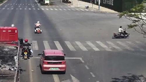 女子骑电动三轮车行驶,走着走着突然停在路中间,不料被一开摩托男子...