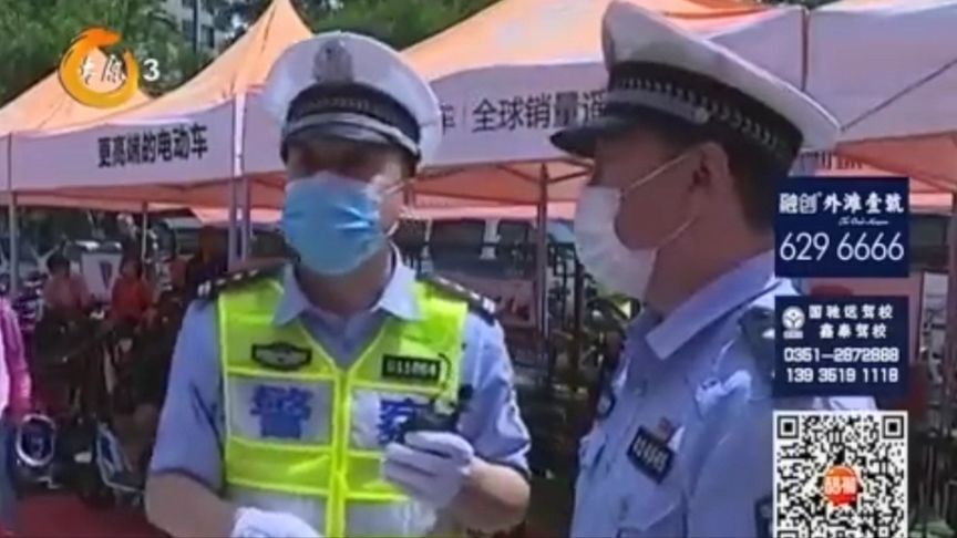 太原交警走进电动车市场,宣传“一盔一带”,免费为消费者送头盔